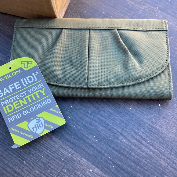 Avalon | Bags | Travelon Green Rfid Blocking Wallet | Poshmark